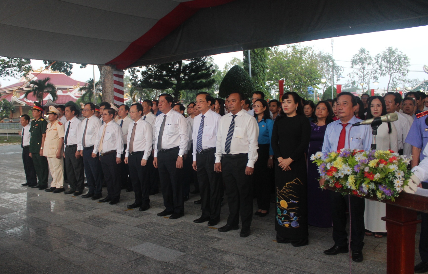 Lãnh đạo thành phố viếng nghĩa trang Liệt sĩ thành phố nhân dịp kỷ niệm 77 năm Ngày Thương binh ...